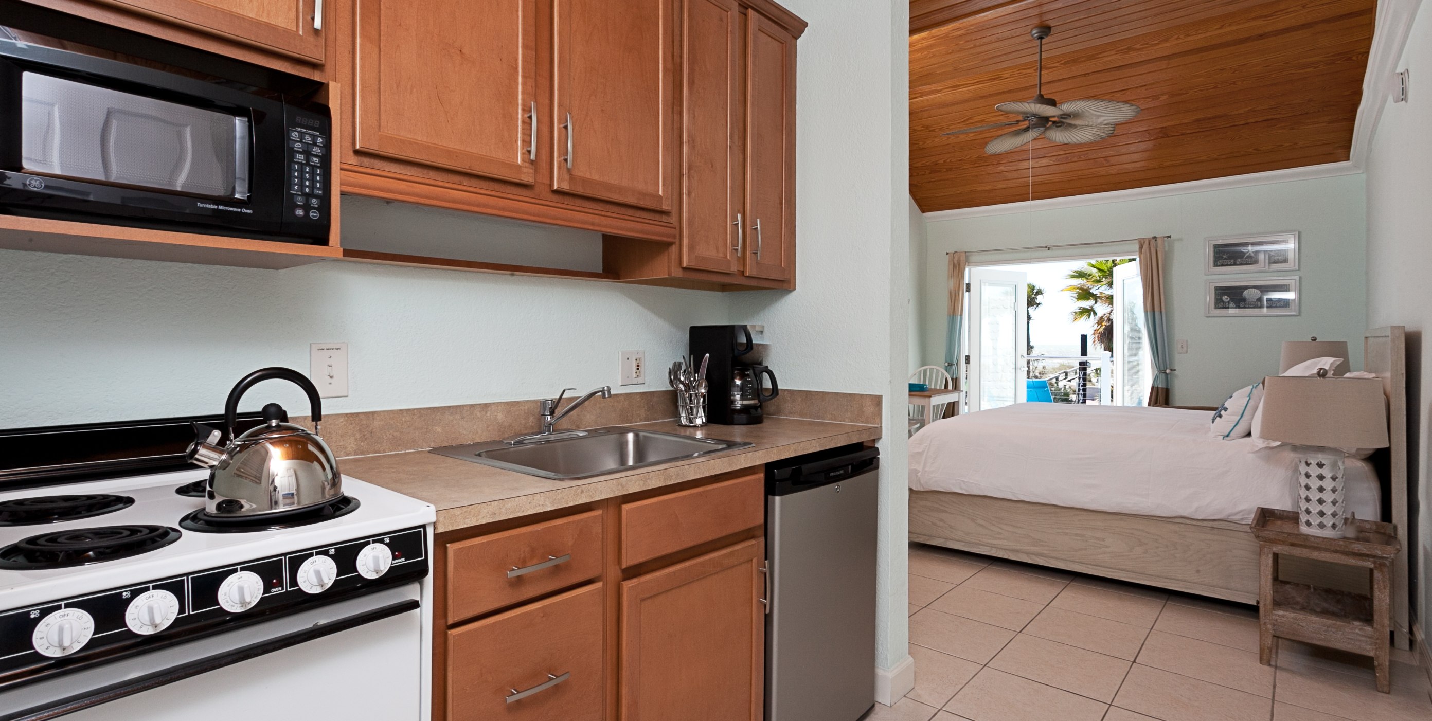 gulfstream kitchen with stove, microwave